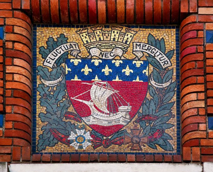 Fluctuat nec mergitur : Que signifie la devise de Paris